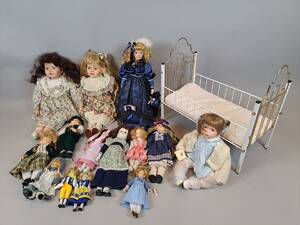 Slutpris för Porslinsdockor och docksäng